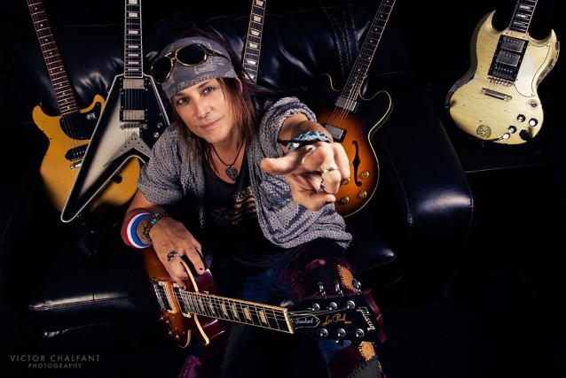 Le guitariste RYAN ROXIE (Alice Cooper) a sorti la vidéo de ''To Live ...